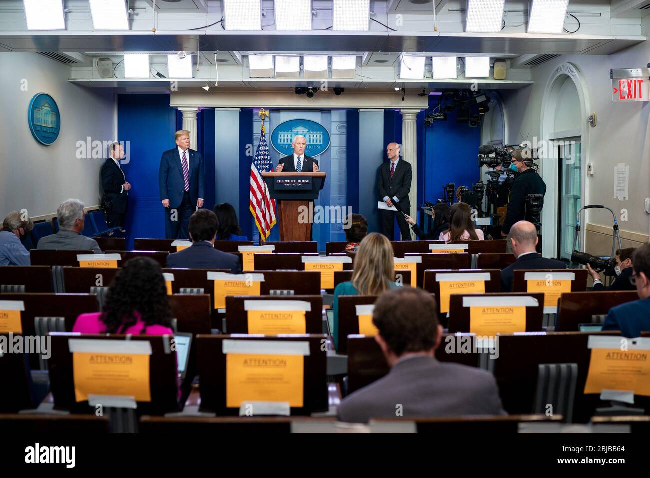 White house press podium hands hi-res stock photography and images - Alamy