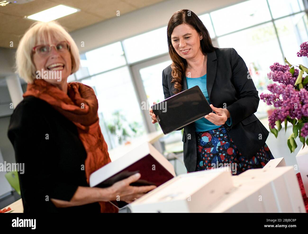 Berlin, Germany. 29th Apr, 2020. Sandra Scheeres (SPD, r), Senator for ...