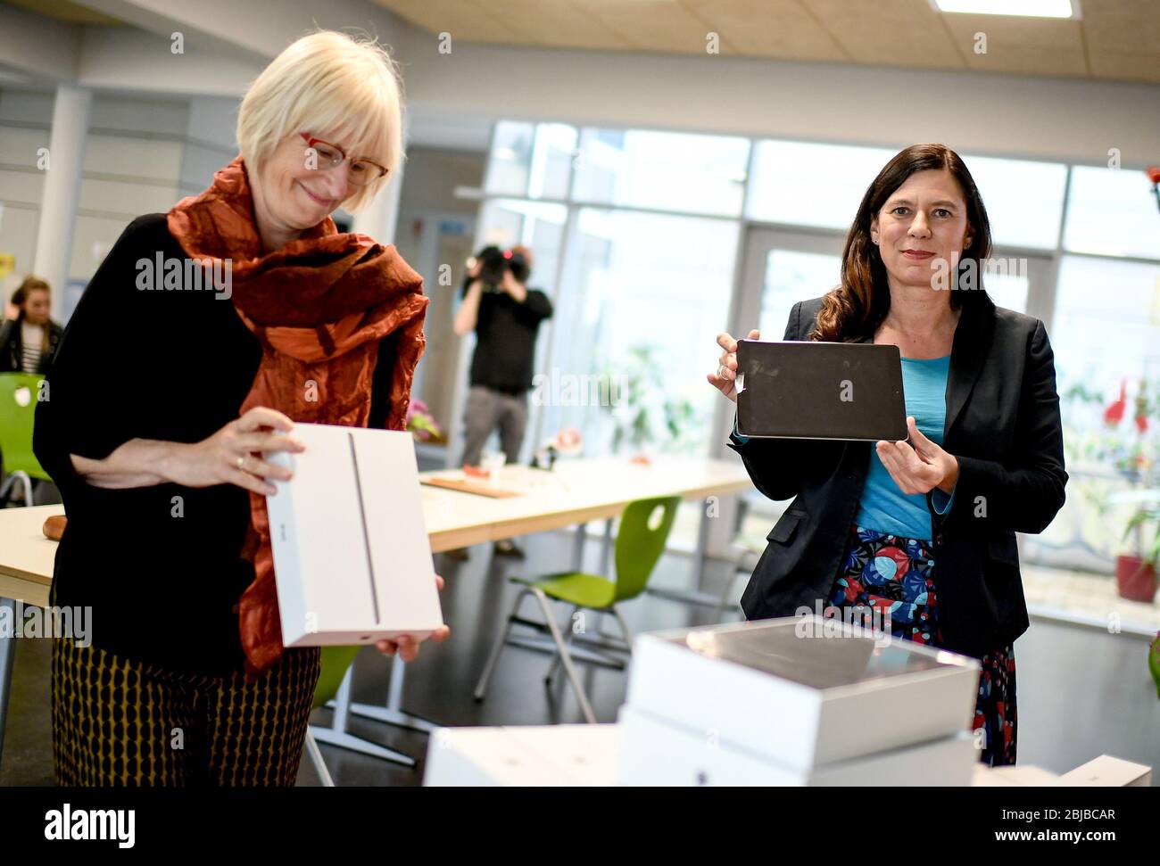 Berlin, Germany. 29th Apr, 2020. Sandra Scheeres (SPD, r), Senator for ...