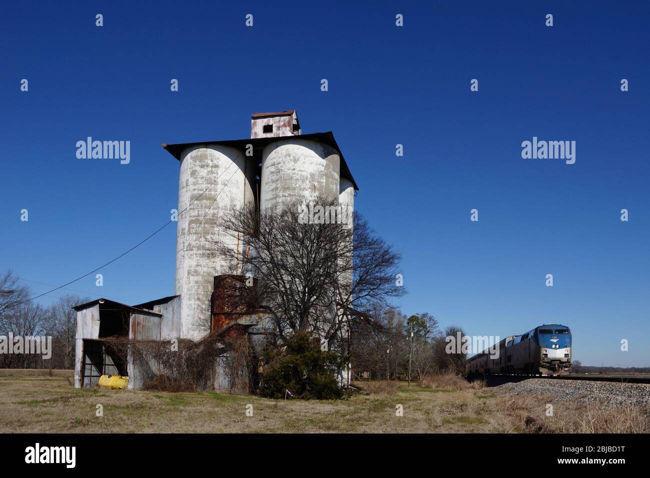 Train passing grain silos hi-res stock photography and images - Alamy