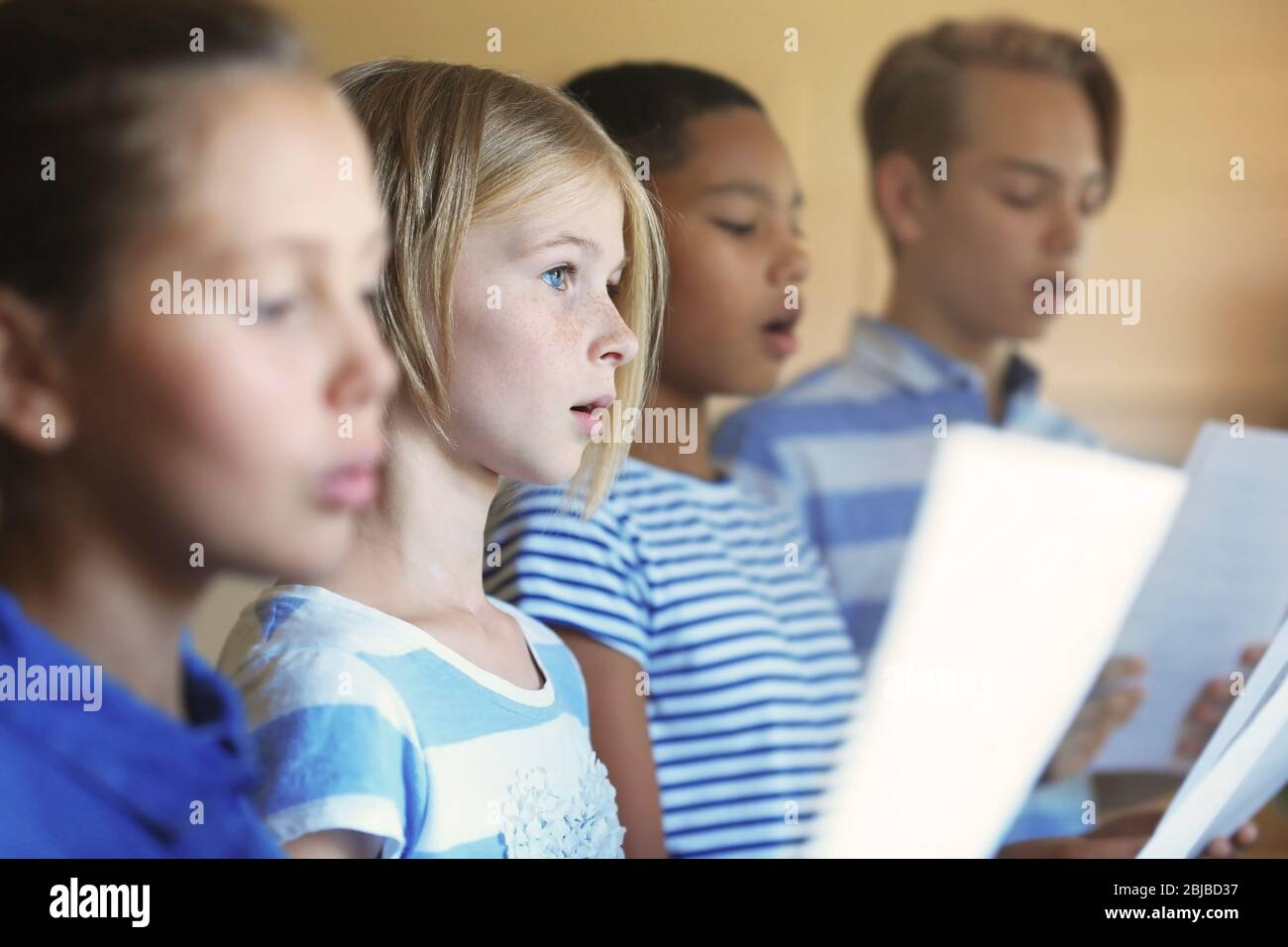 Schoolchildren music lesson hi-res stock photography and images - Alamy