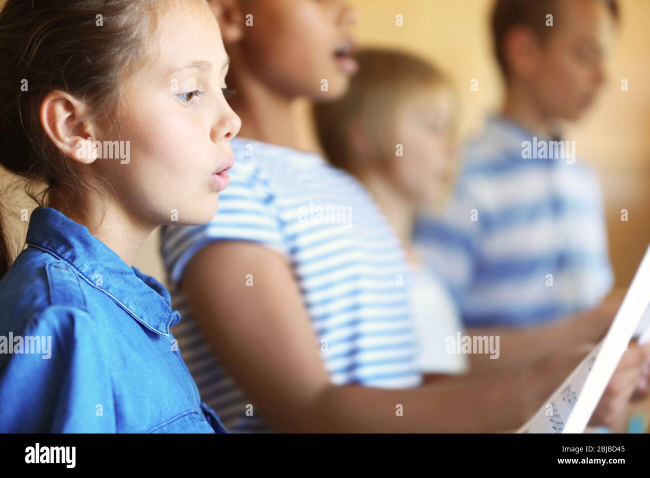 Schoolchildren music lesson hi-res stock photography and images - Alamy