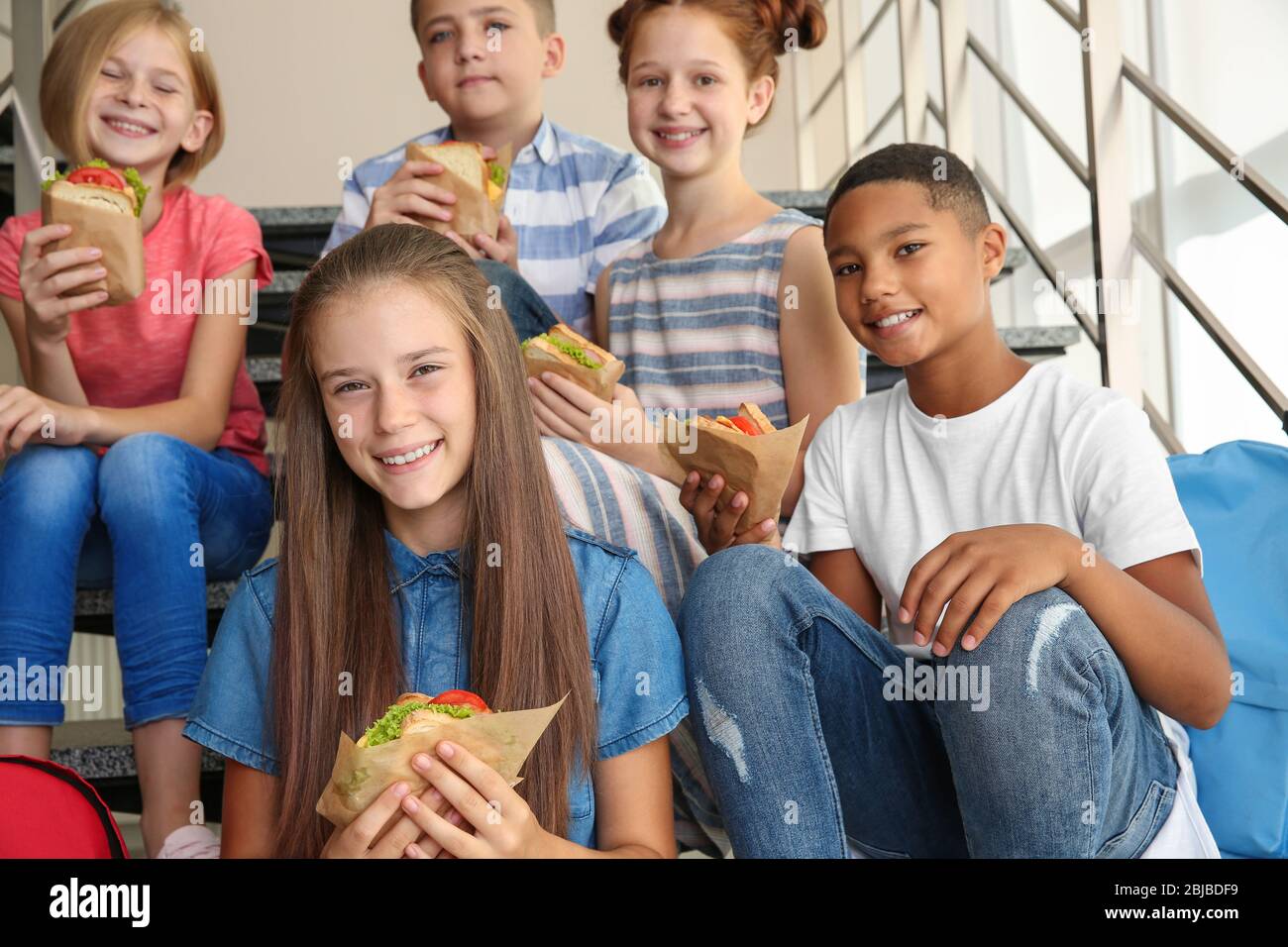 People eating lunch on steps hi-res stock photography and images - Alamy