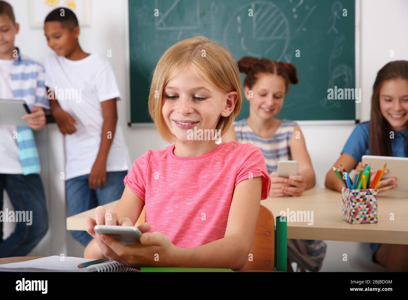 School classroom pupils phone hi-res stock photography and images - Alamy