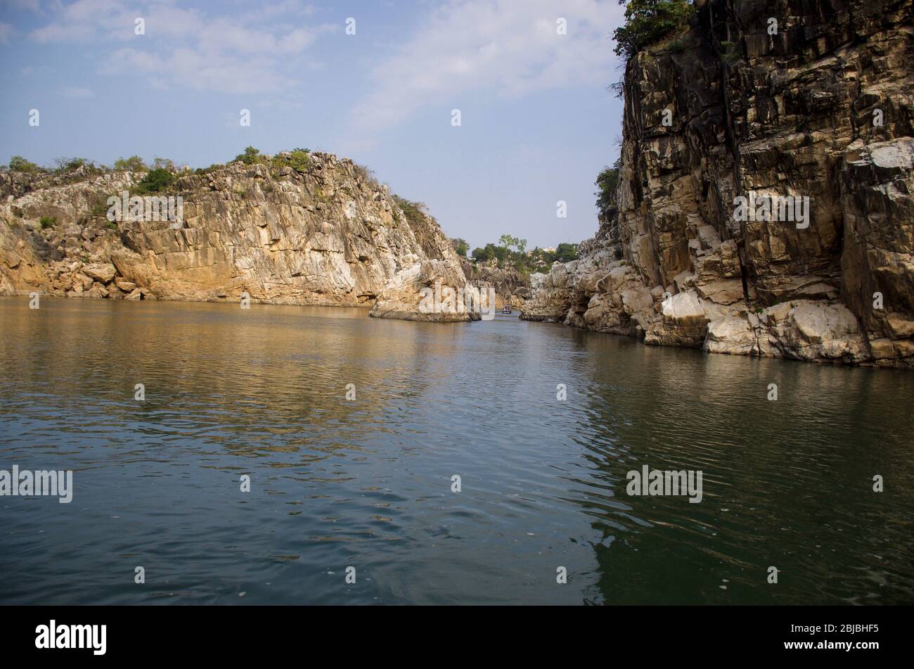 Mountains and river narmada river hi-res stock photography and images ...