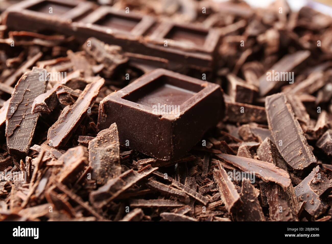 Dark chocolate chips and pieces, closeup Stock Photo - Alamy