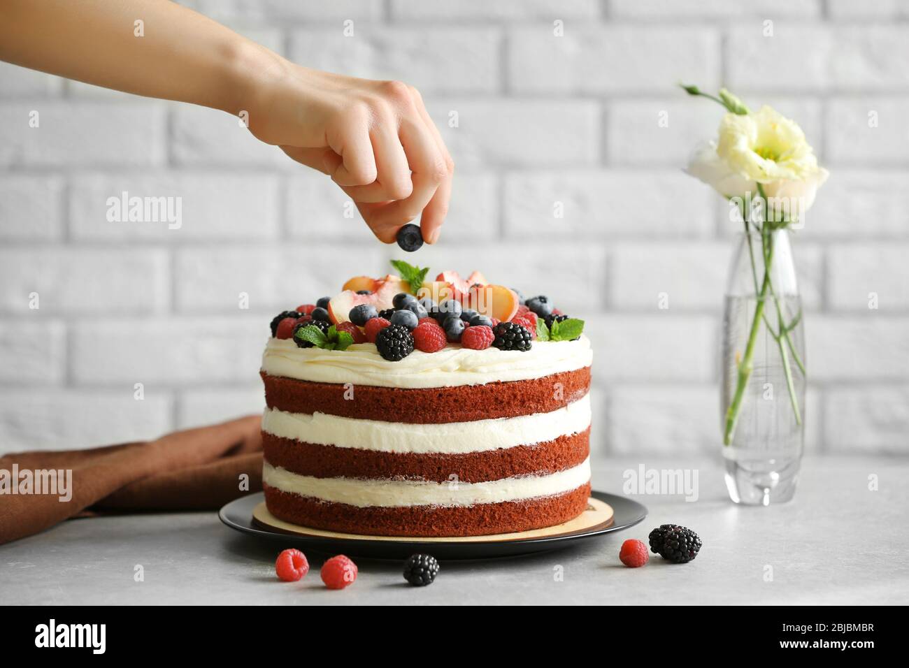Woman decorating layer cake hi-res stock photography and images - Alamy