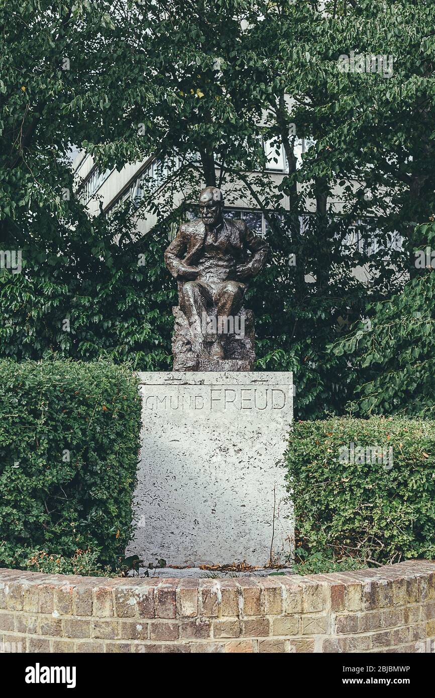 Sigmund freud sculpture hi-res stock photography and images - Alamy
