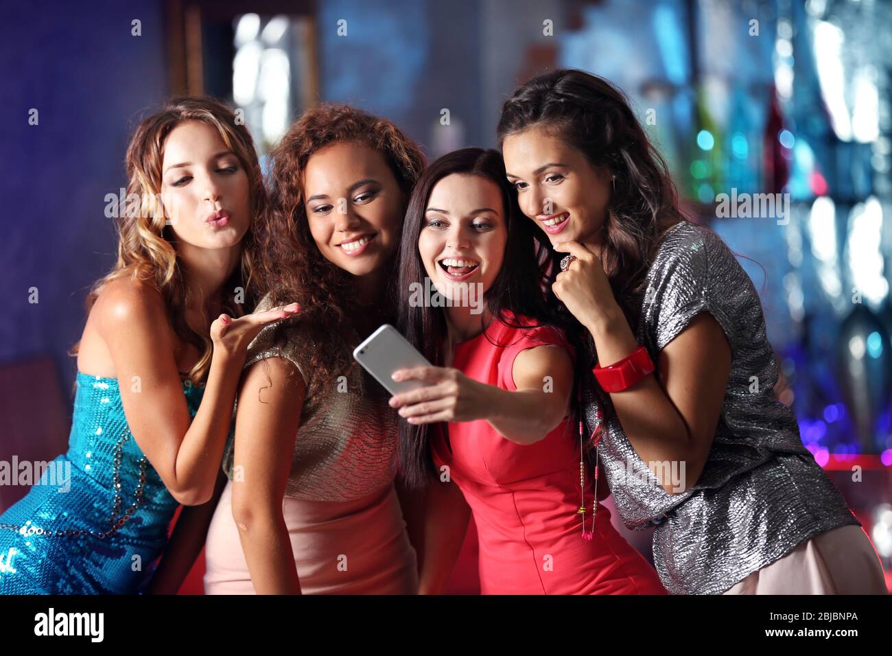 Girl holding phone nightclub hi-res stock photography and images - Alamy