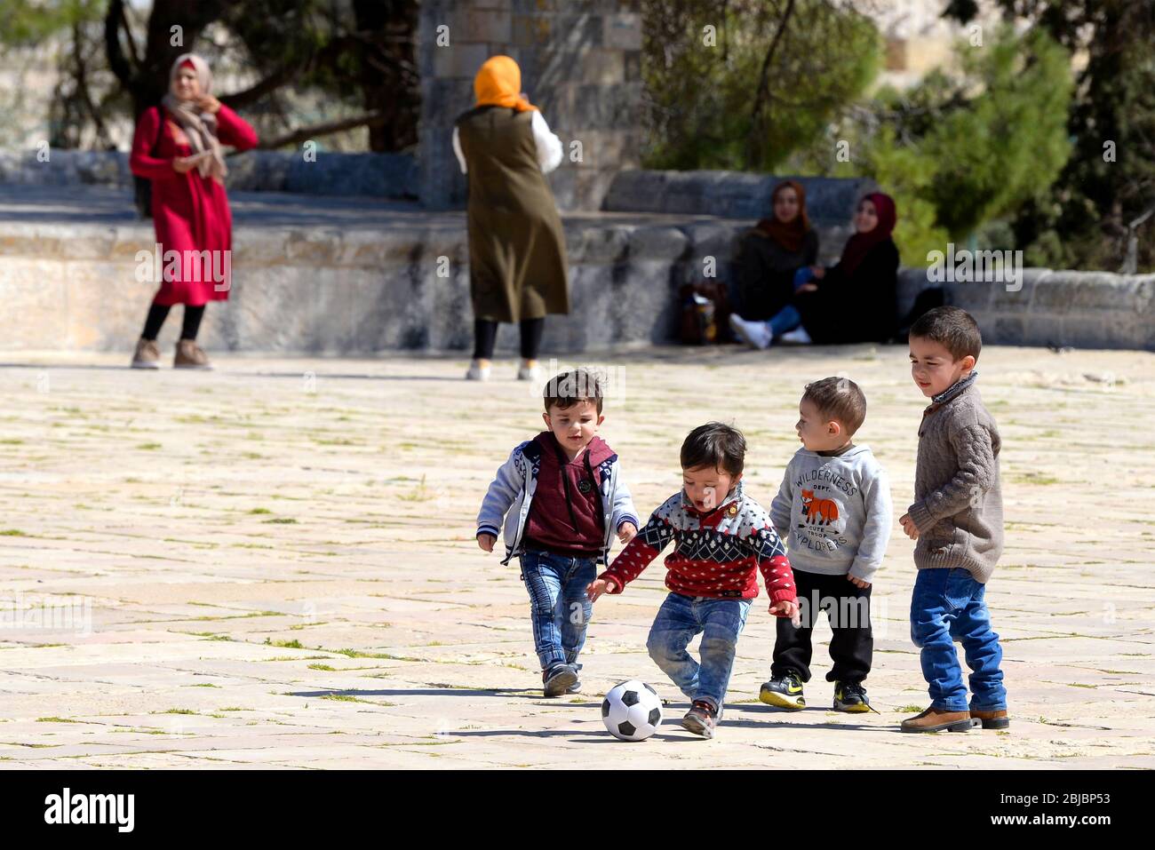 Children playing jerusalem hi-res stock photography and images - Alamy
