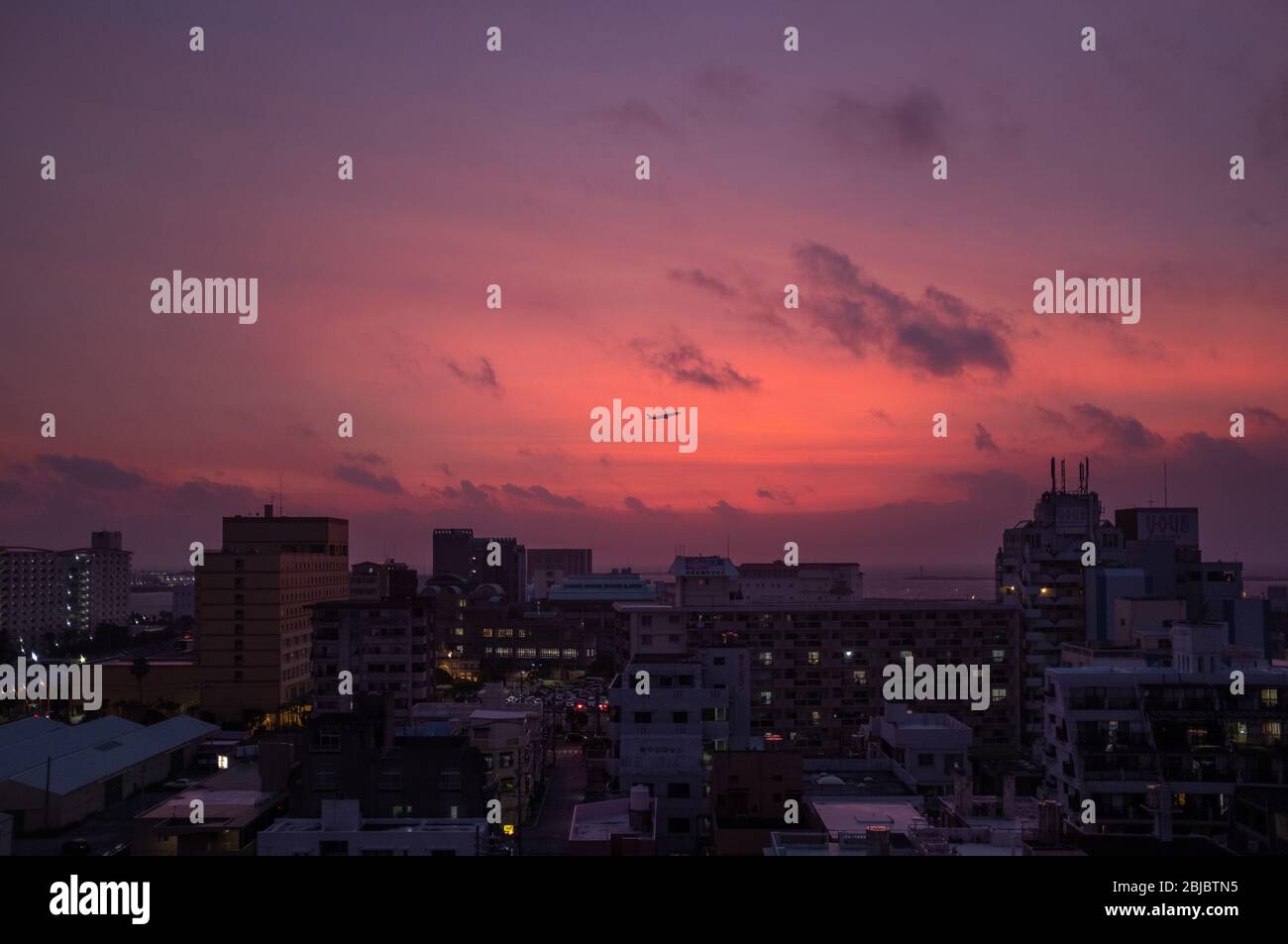 Airplane in japan skyline hi-res stock photography and images - Alamy