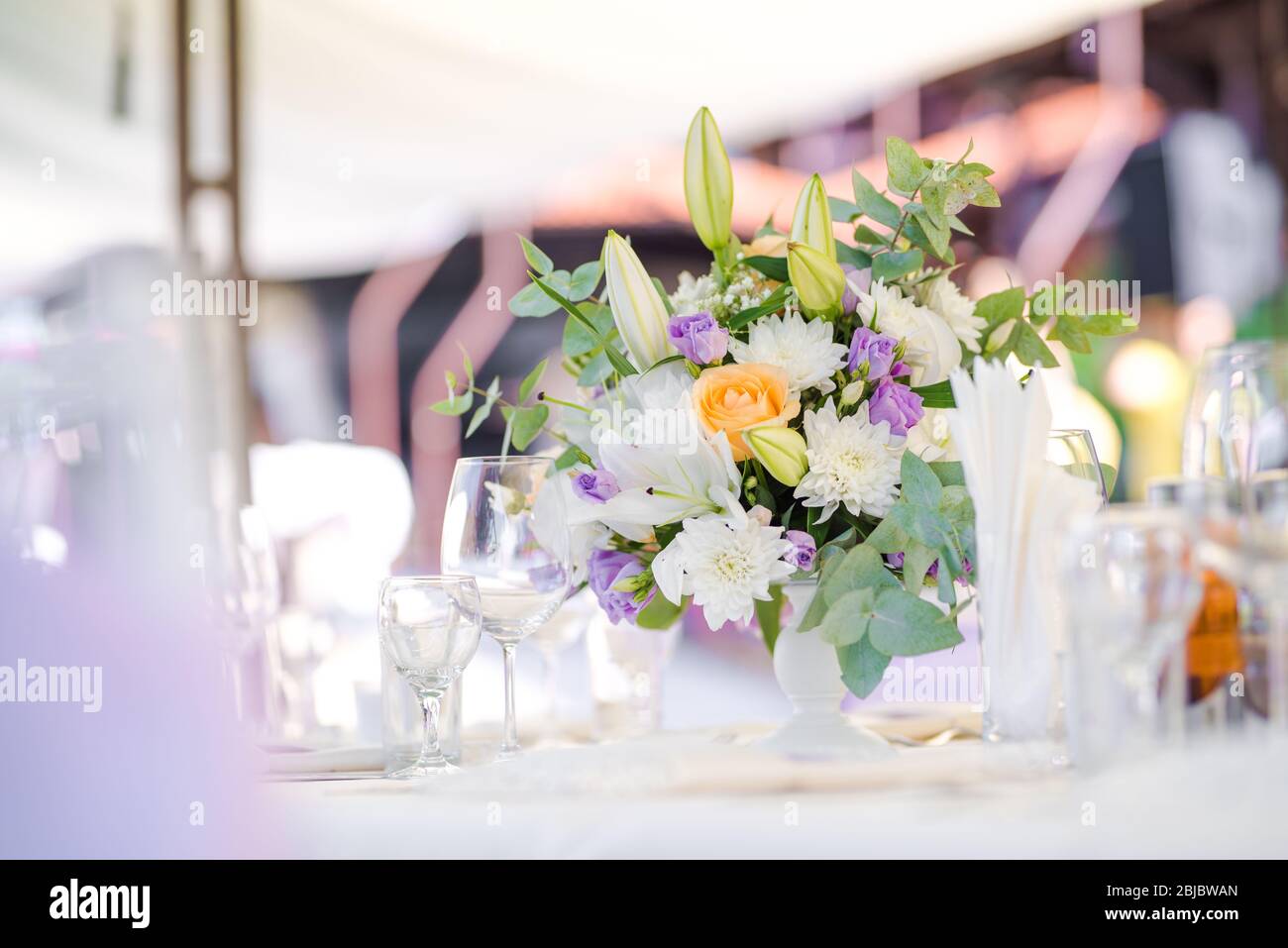 Beautiful fresh flowers table decoration in a restaurant for a special ...