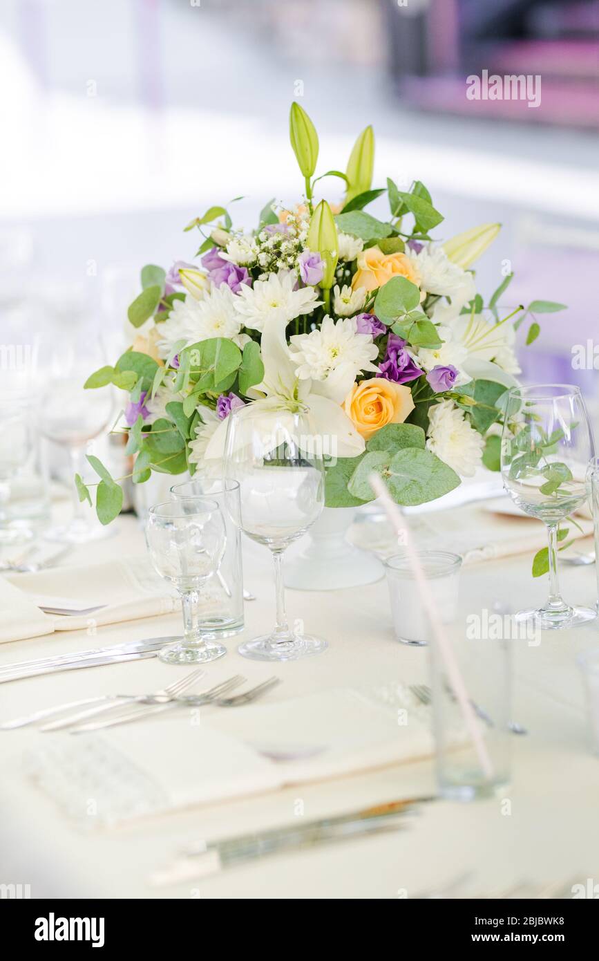 Beautiful fresh flowers table decoration in a restaurant for a special ...