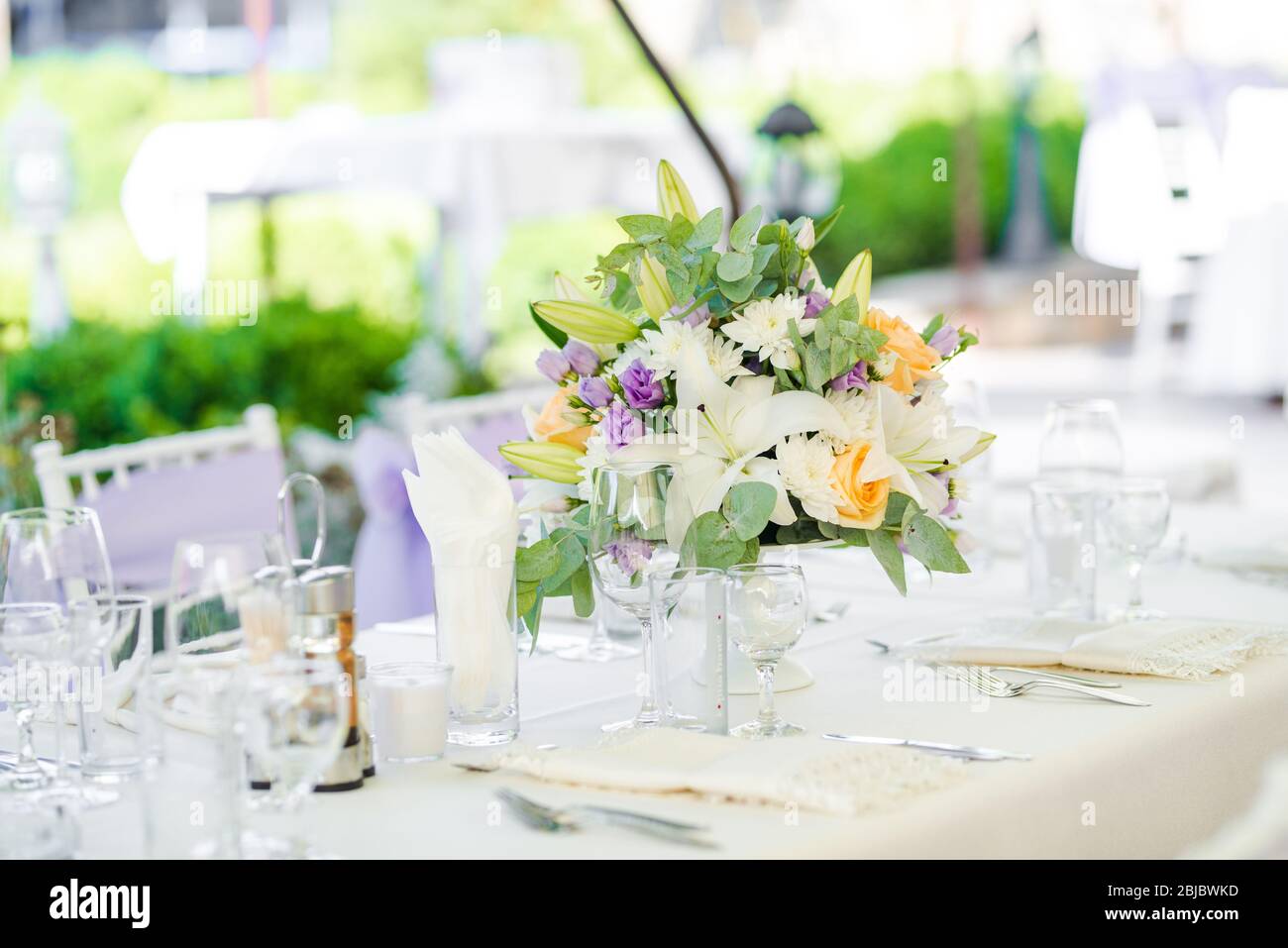 Beautiful fresh flowers table decoration in a restaurant for a special ...
