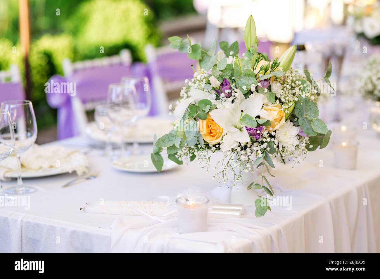 Beautiful fresh flowers table decoration in a restaurant for a special ...