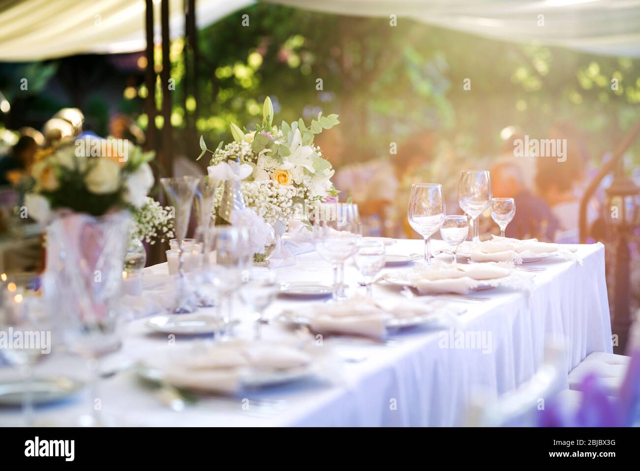 Beautiful fresh flowers table decoration in a restaurant for a special ...