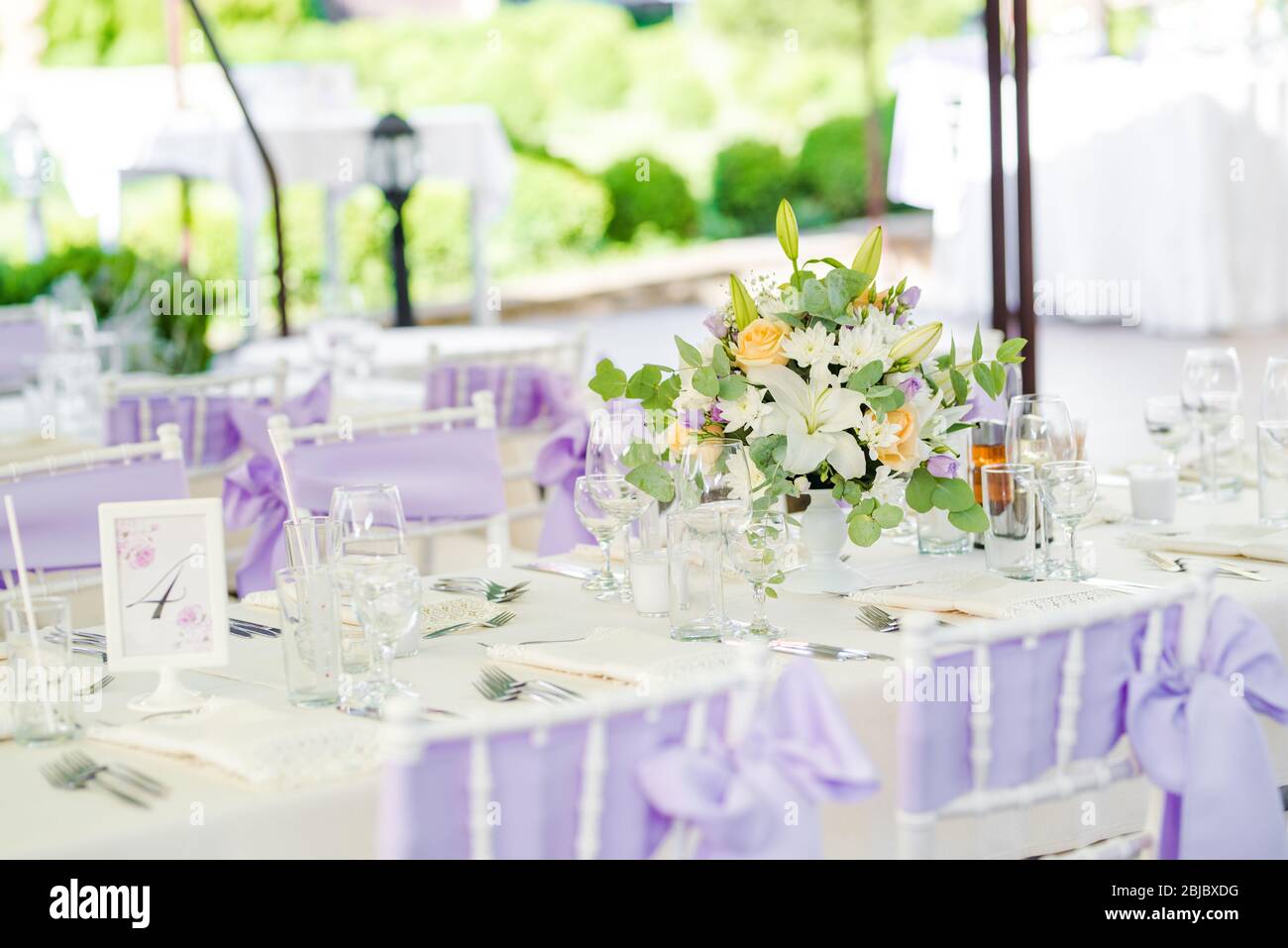 Beautiful fresh flowers table decoration in a restaurant for a special ...