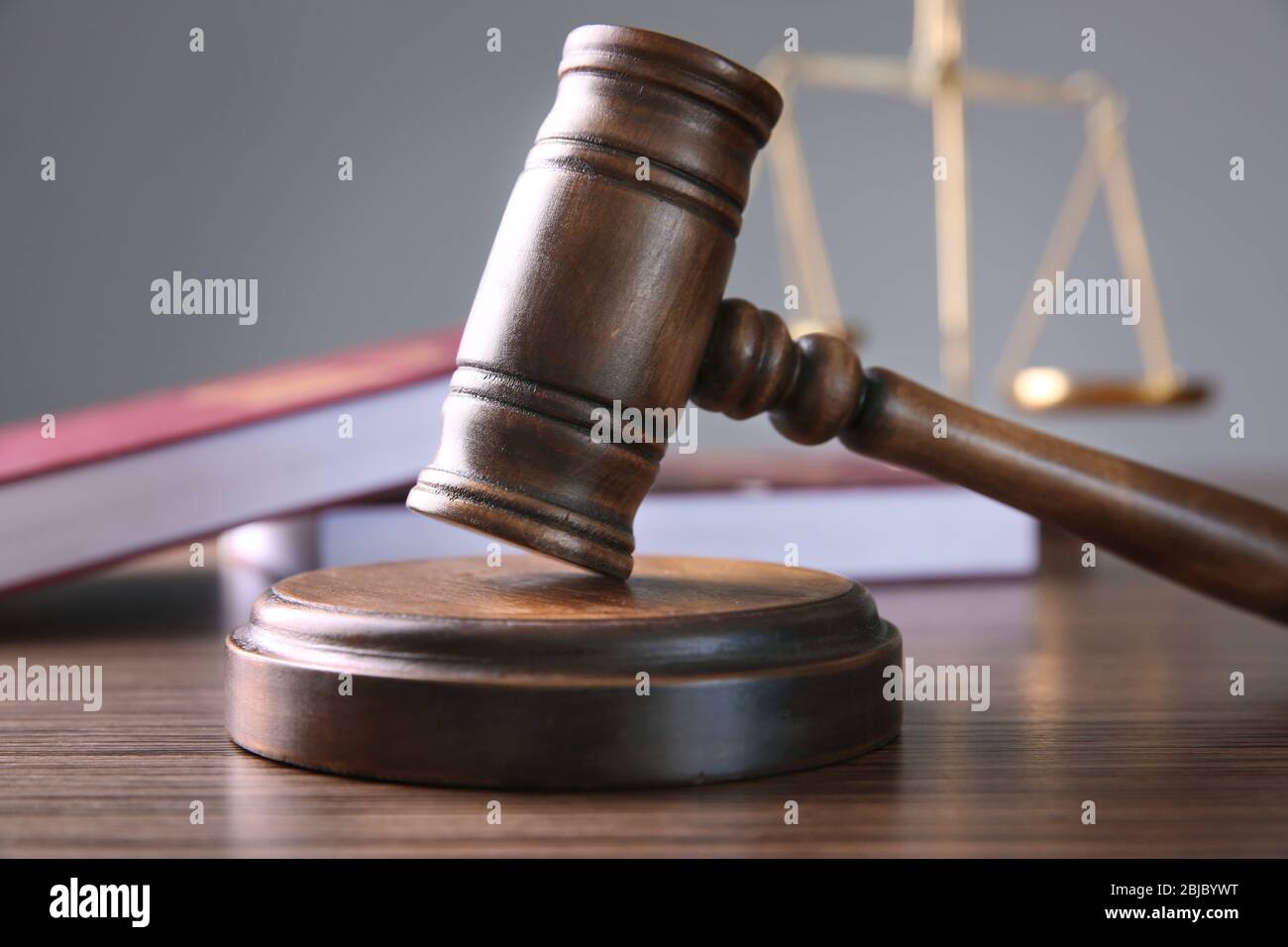 Judges gavel scales courthouse hi-res stock photography and images - Alamy