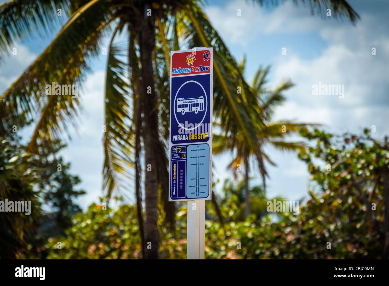 Tour bus in havana hi-res stock photography and images - Alamy