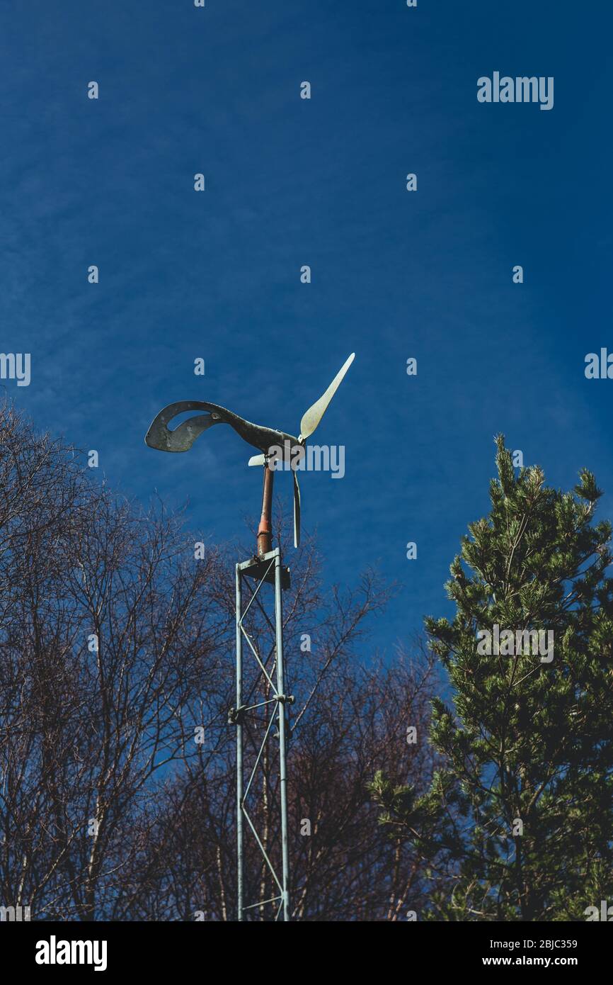 Helicoid propeller anemometer incorporating a wind vane for orientation ...