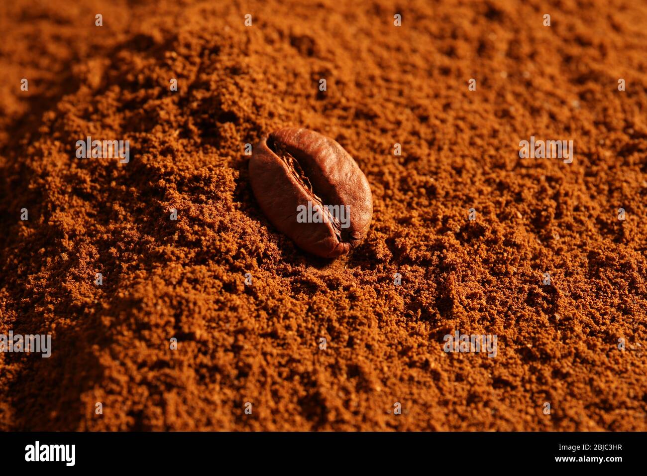 Coffee powder with bean, close up Stock Photo - Alamy