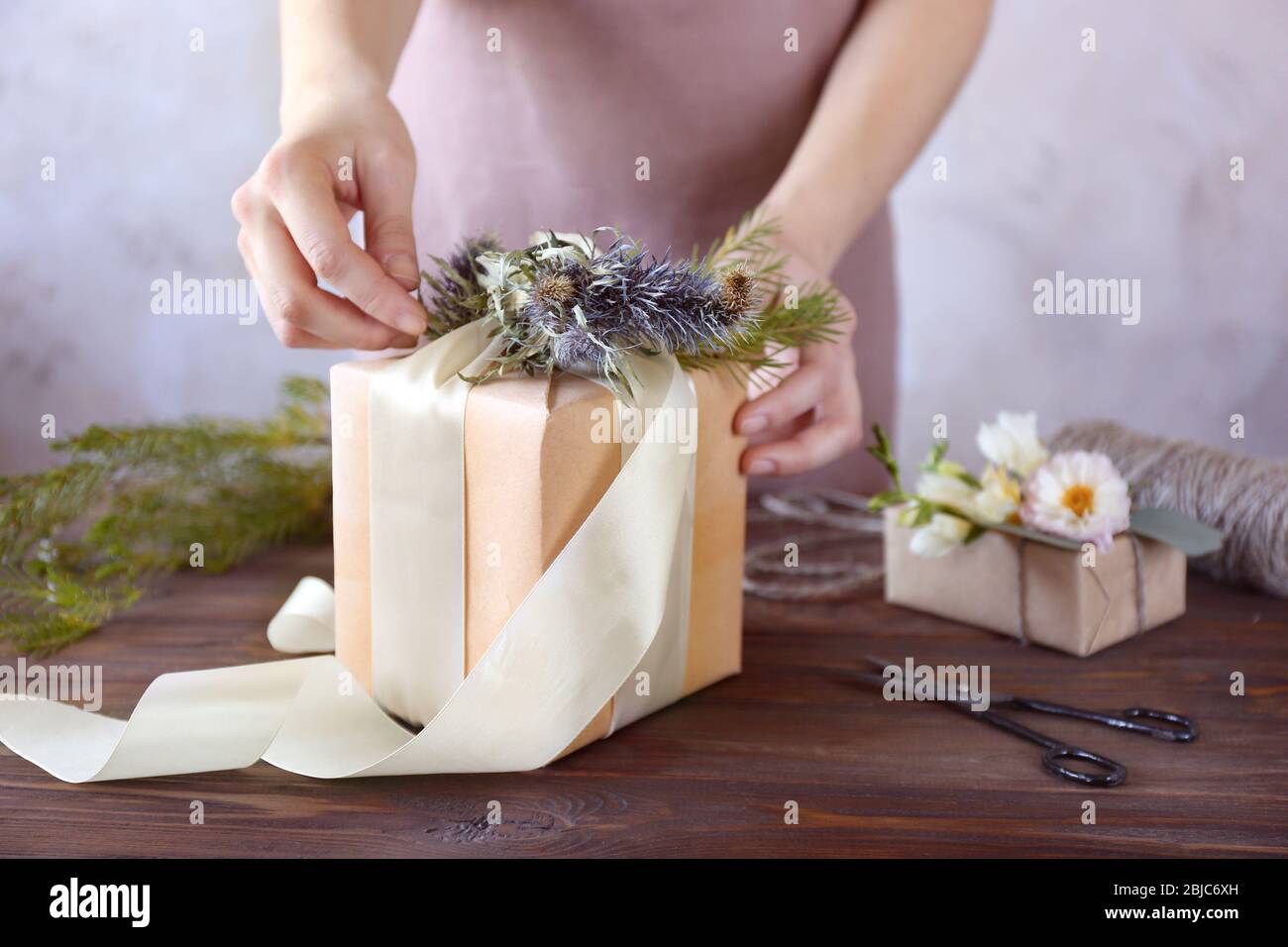 Florist decorating box flowers hi-res stock photography and images - Alamy