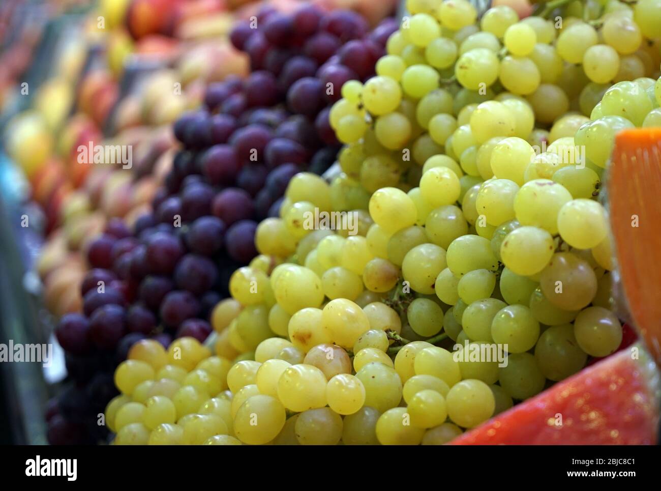 Fresh grapes on market stand Stock Photo - Alamy