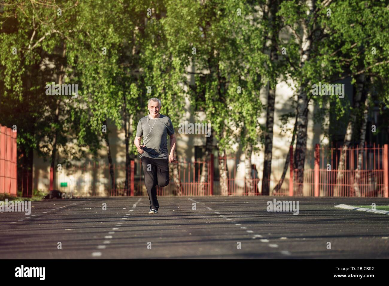 Old man running marathon hi-res stock photography and images - Alamy