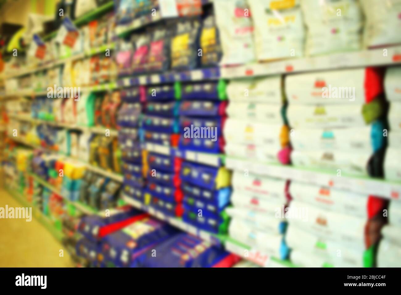 Packs of animal food on pet shop shelves Stock Photo - Alamy