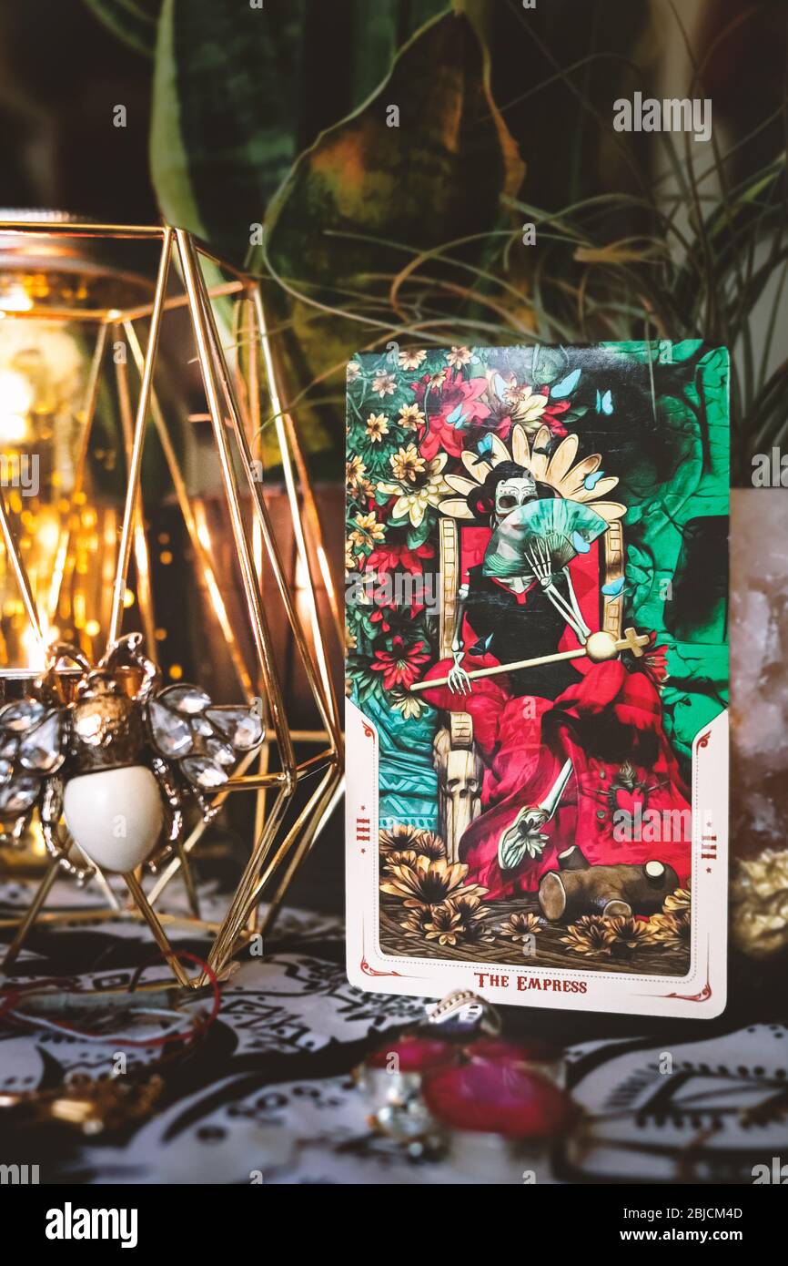 Fortune teller deck tarot hi-res stock photography and images - Alamy