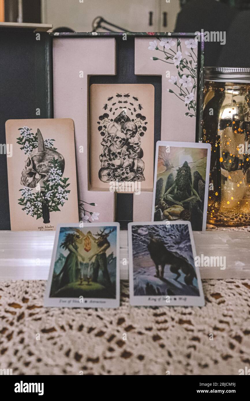 Fortune teller deck tarot hi-res stock photography and images - Alamy