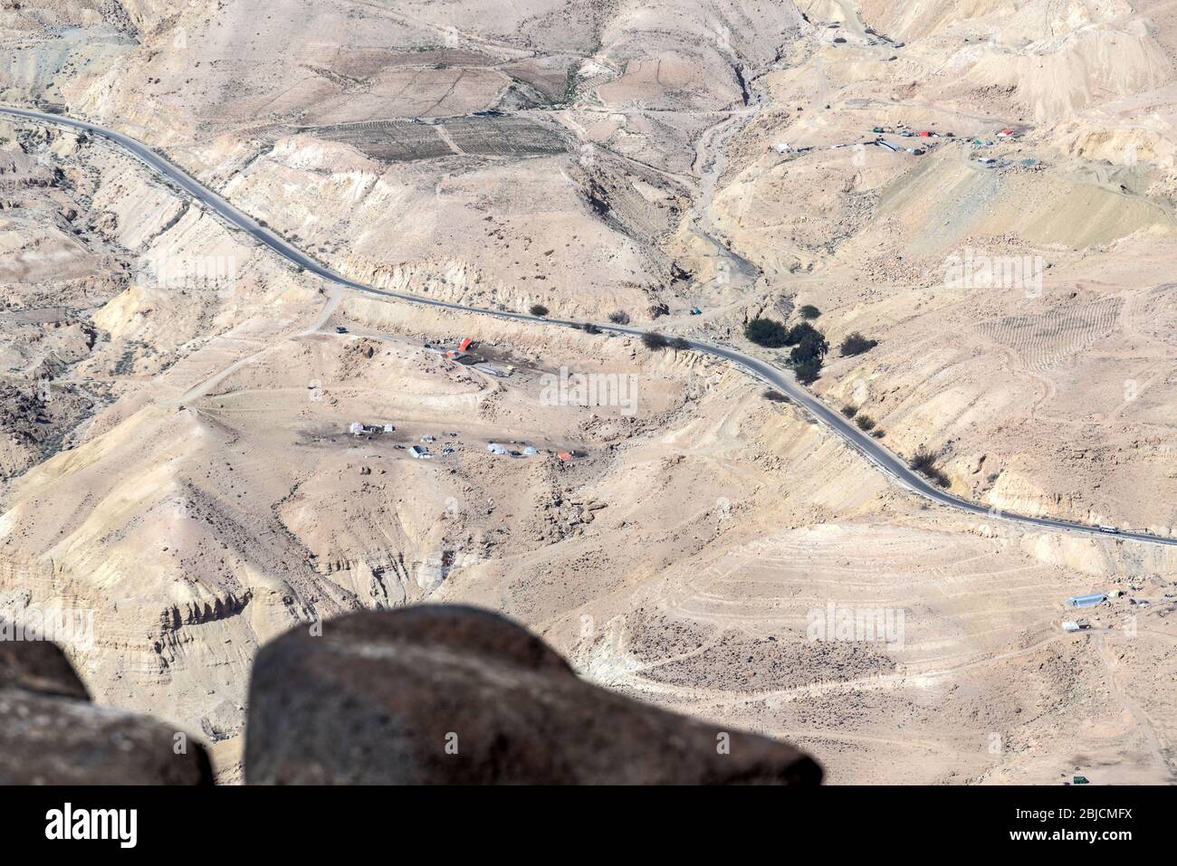 Desert highway jordan hi-res stock photography and images - Alamy