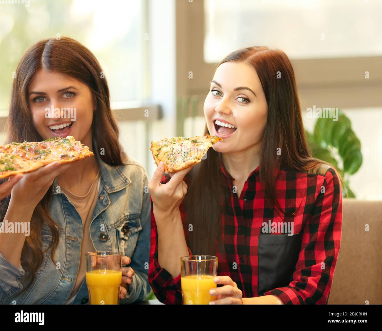 Young company friends eating pizza hi-res stock photography and images ...