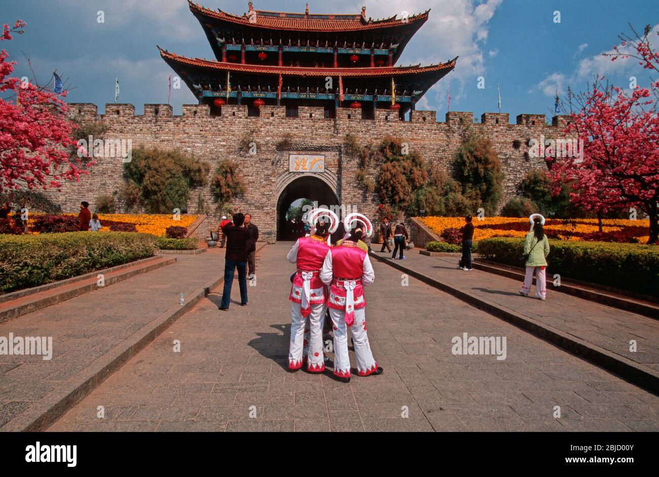 SOUTH GATE NANCHENG MEN, DALI, YUNNAN, CHINA Stock Photo - Alamy