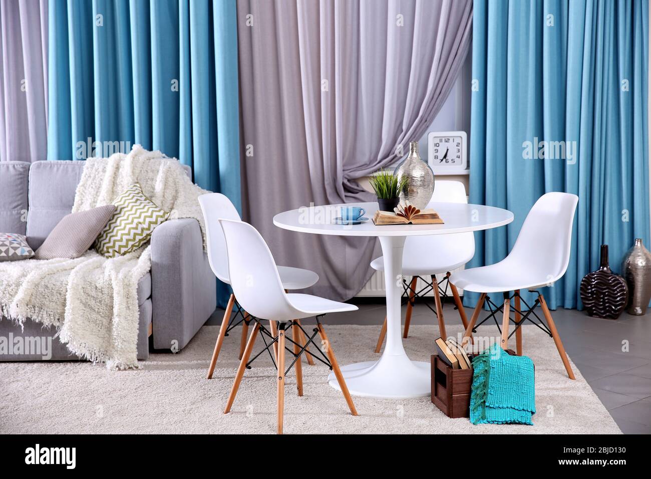 White round table in modern interior of living room Stock Photo - Alamy