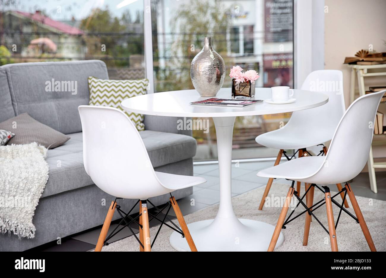 White round table in modern interior of living room Stock Photo - Alamy