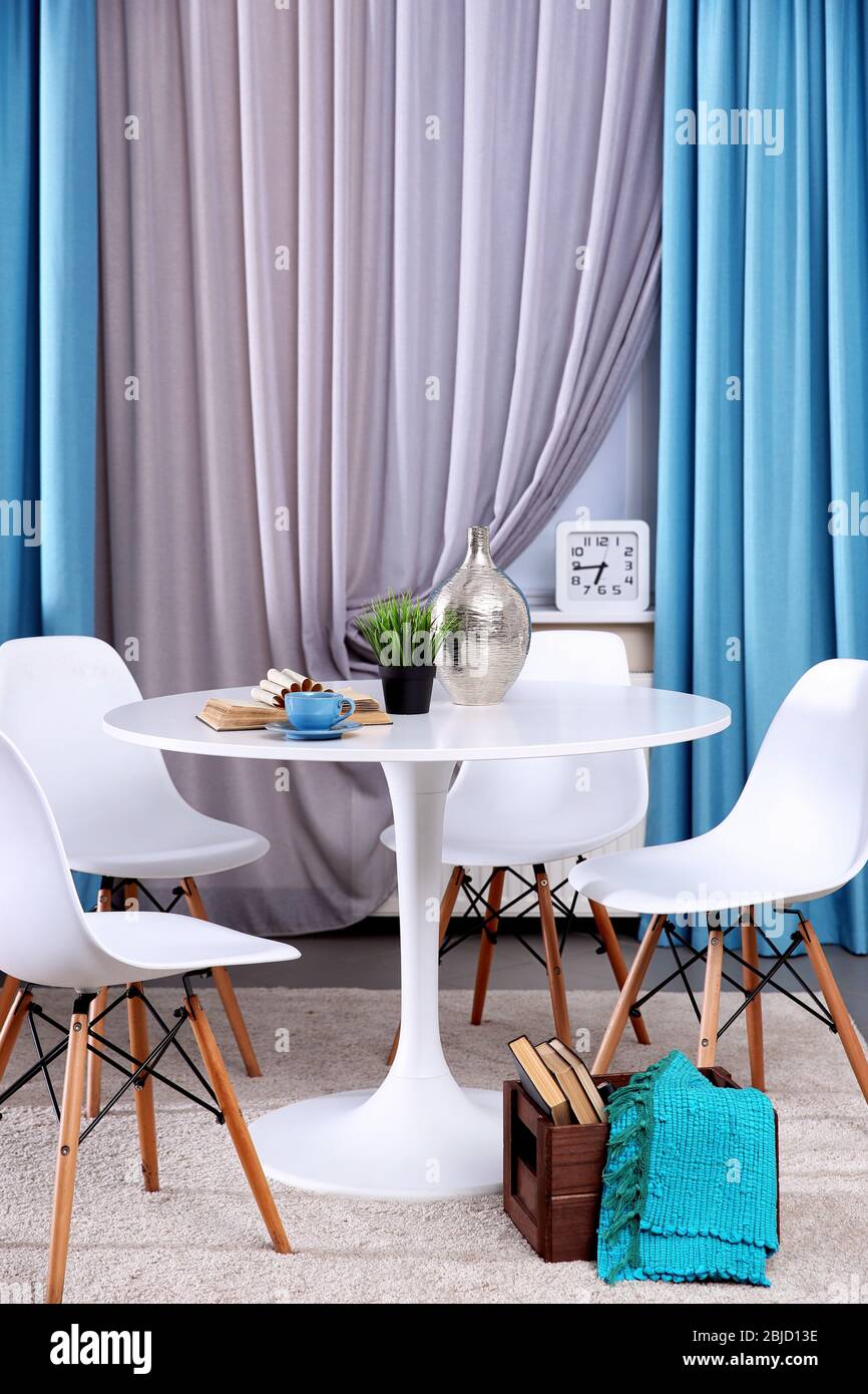White round table in modern interior of living room Stock Photo - Alamy