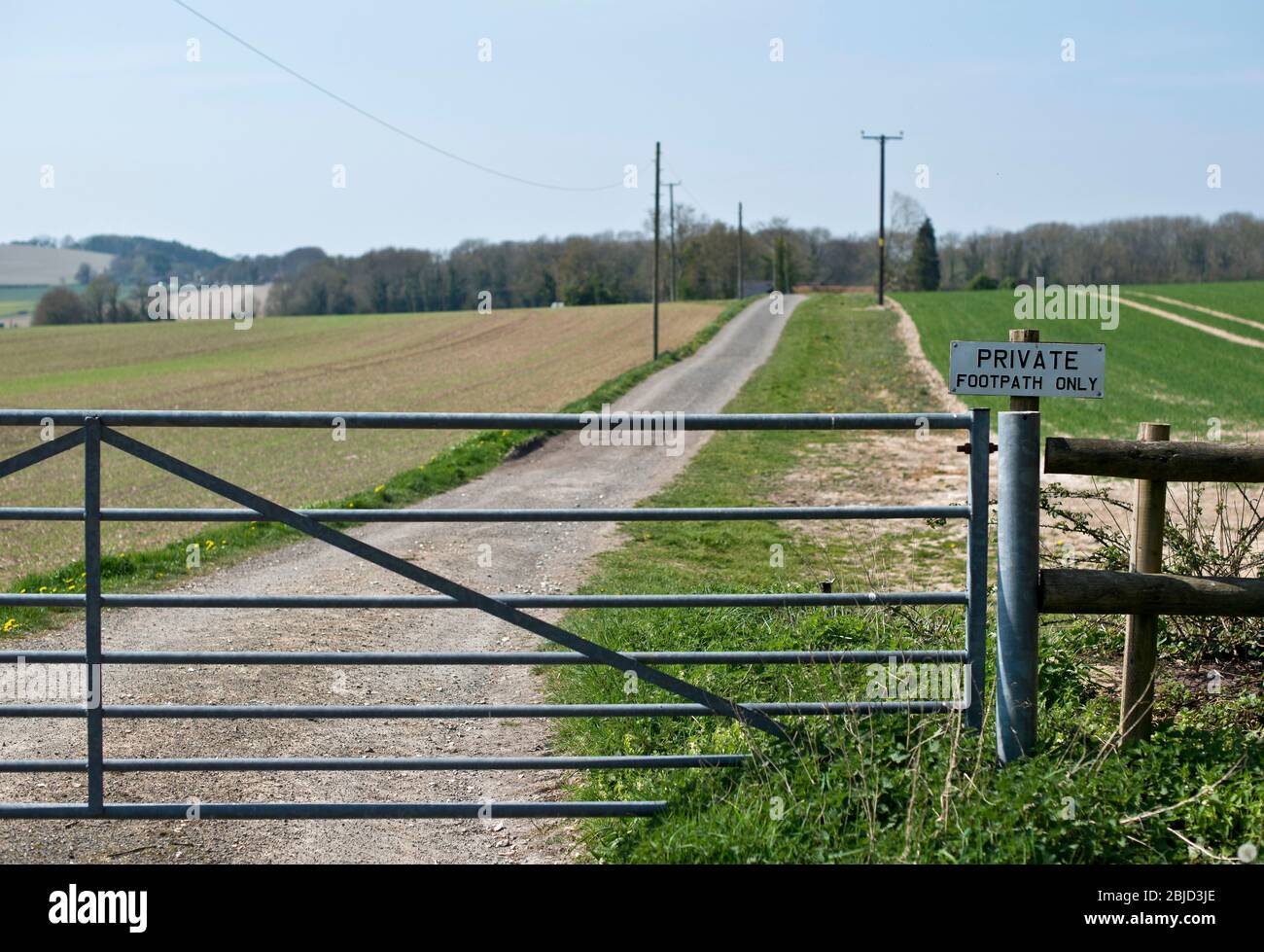 Closed gate private road hi-res stock photography and images - Alamy