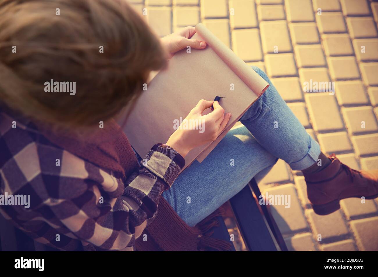 Young female artist drawing sketch outdoors Stock Photo - Alamy
