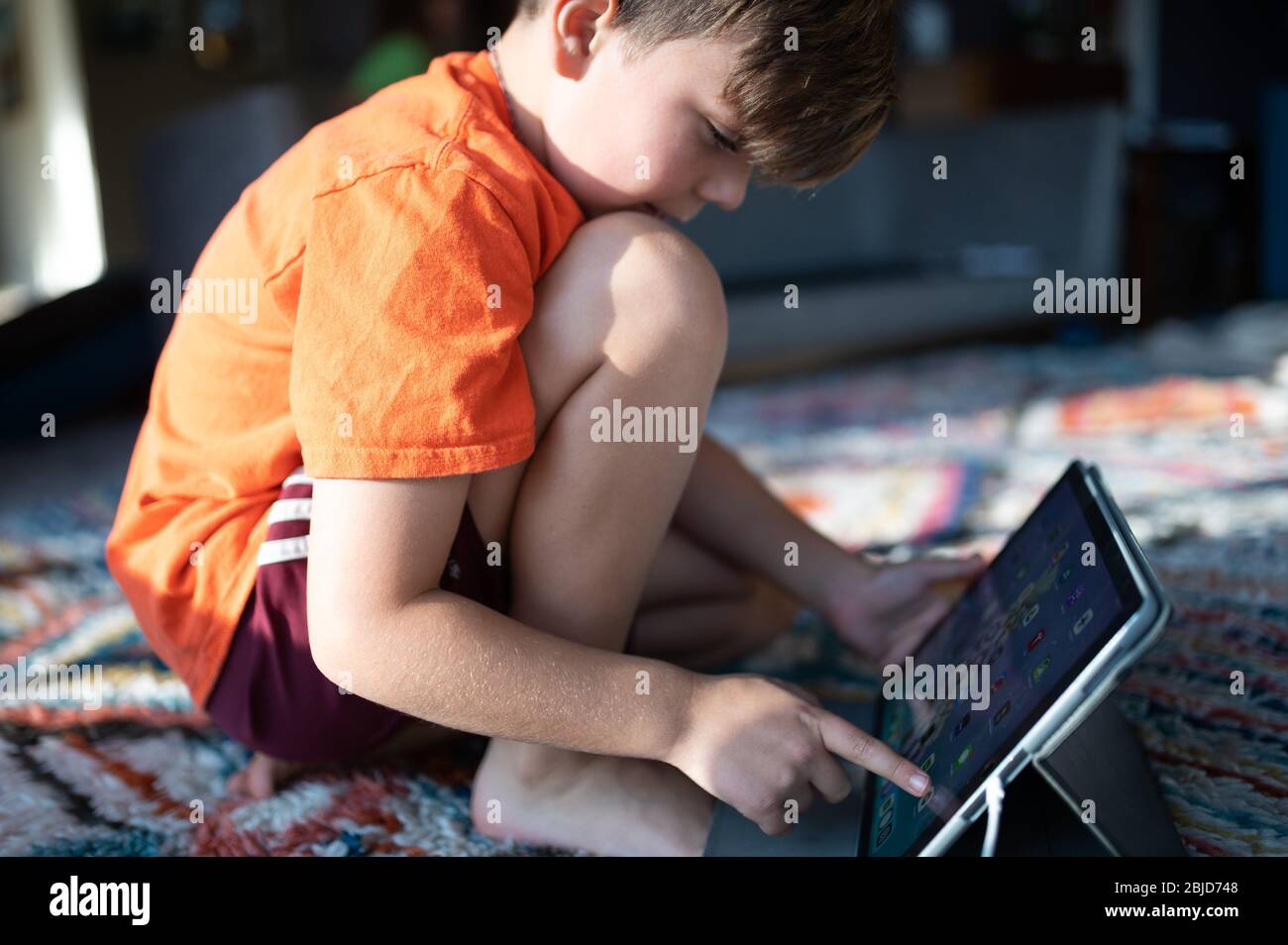 Preteen boy ipad hi-res stock photography and images - Alamy