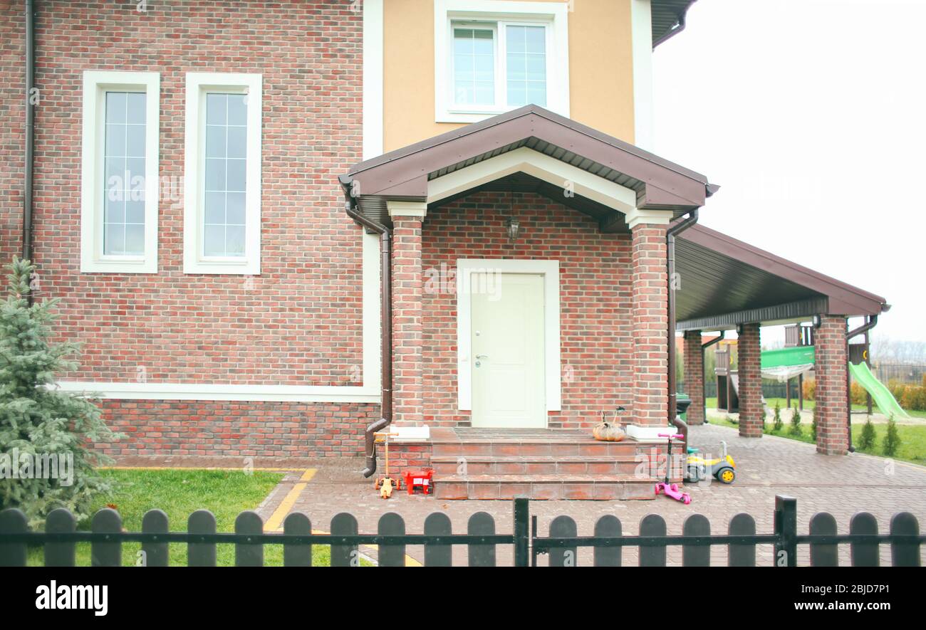Entrance of modern school building Stock Photo - Alamy
