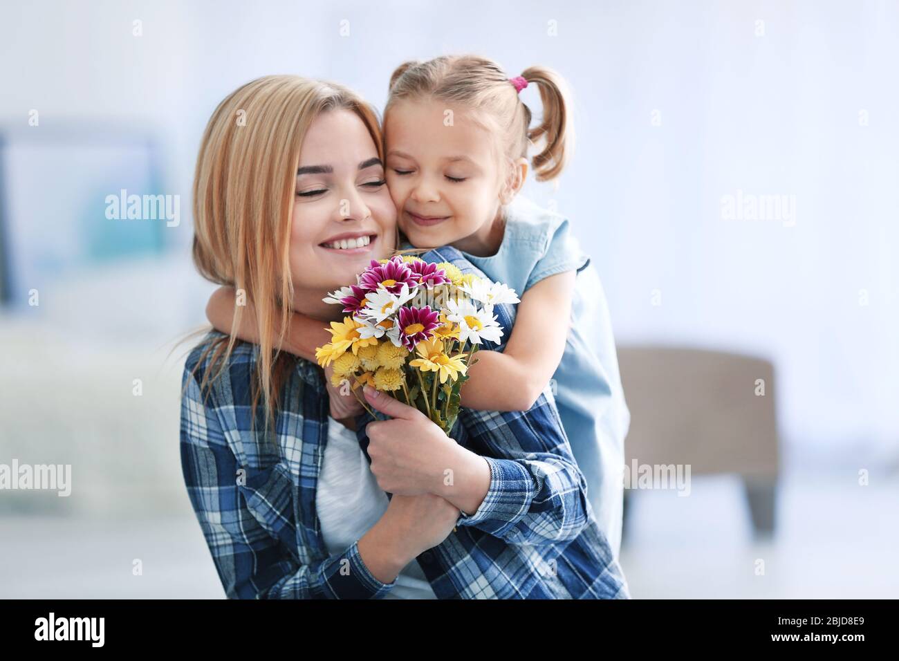 Happy joyful mother daughter daisy hi-res stock photography and images ...