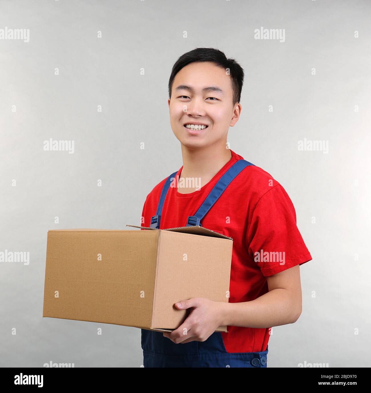 Asian warehouse worker cardboard hi-res stock photography and images ...