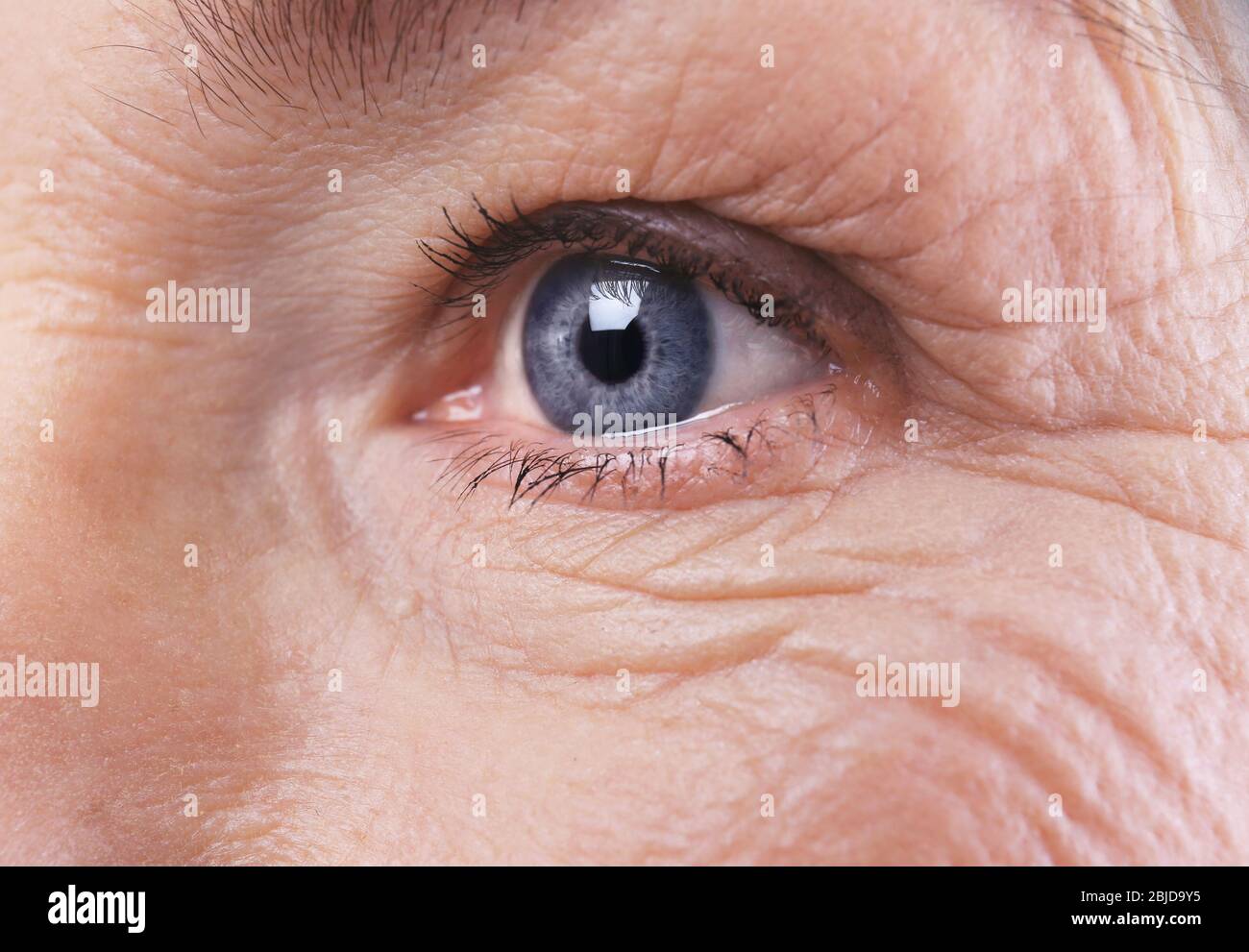 Senior woman face with wrinkles, closeup Stock Photo - Alamy