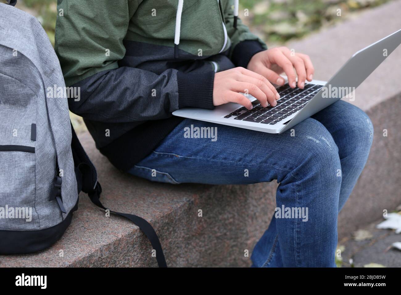 University students sitting on parapet hi-res stock photography and images - Alamy