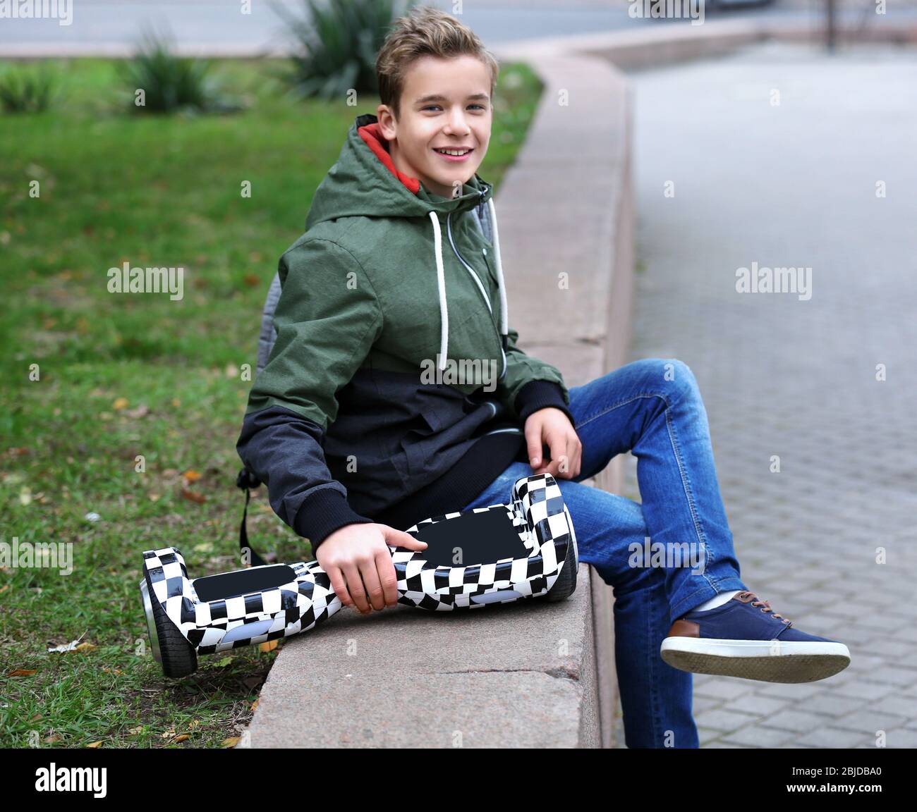 Sitting on parapet hi-res stock photography and images - Alamy