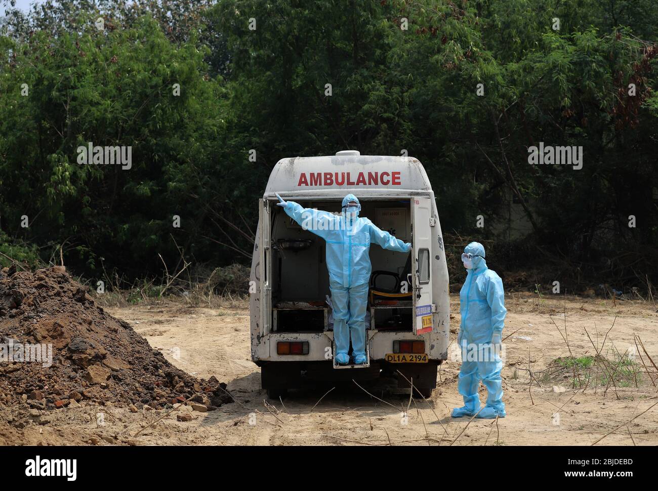 Corona dead body carrying hi-res stock photography and images - Alamy