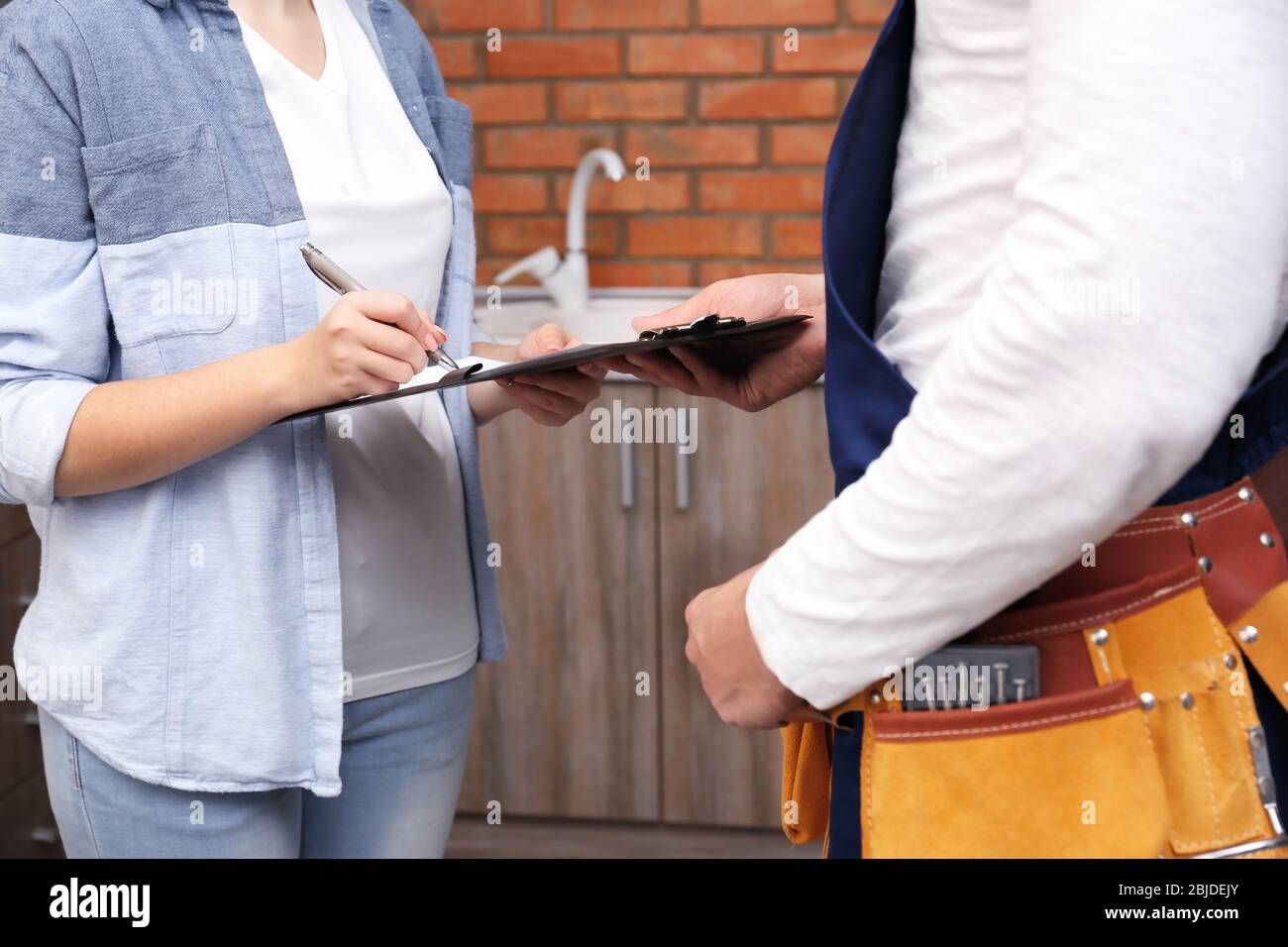 Signing for receipt hi-res stock photography and images - Alamy