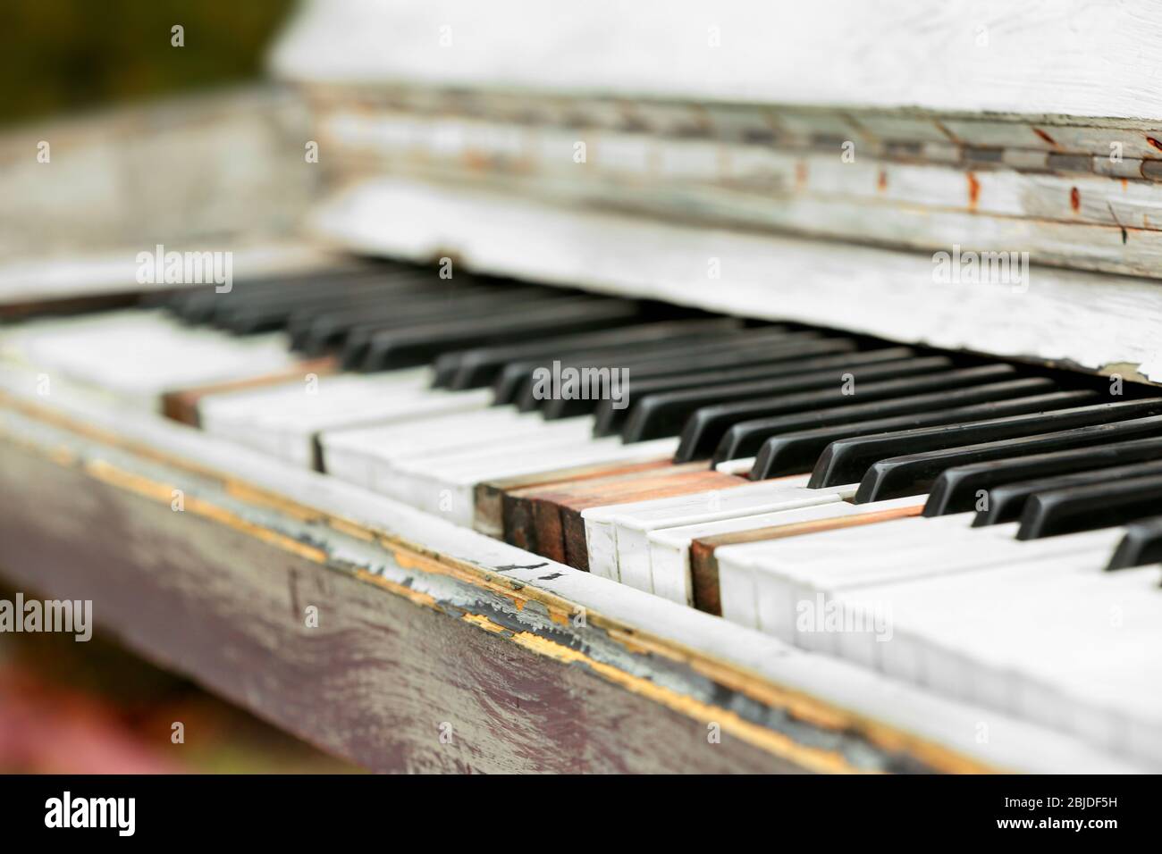 Closeup of old damaged piano keyboard Stock Photo - Alamy