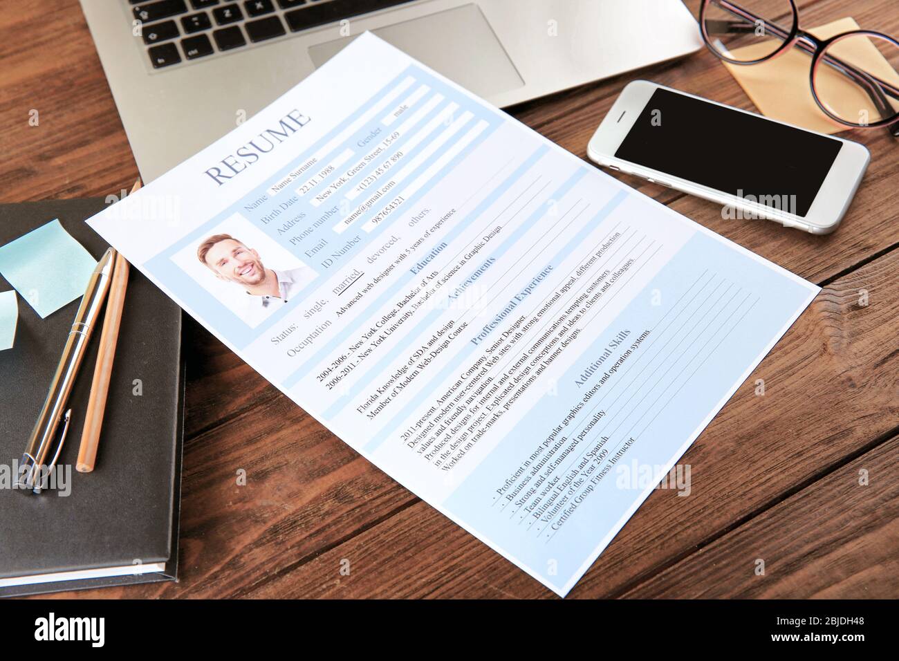 Resume on table hi-res stock photography and images - Alamy